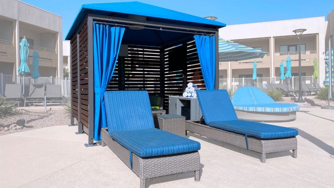 The Pool - Cabana, Daybeds and Pool Bar - Harrah's Ak-Chin Hotel
